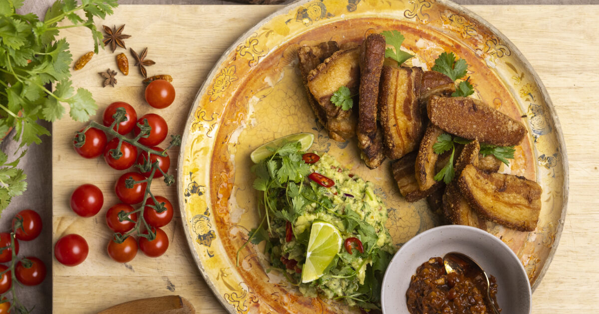 Chicharrónes med guacamole og baconmarmelade | Gilde