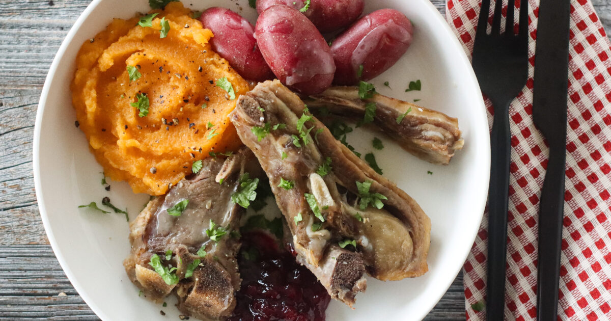Øldampet pinnekjøtt med rotmos | Gilde
