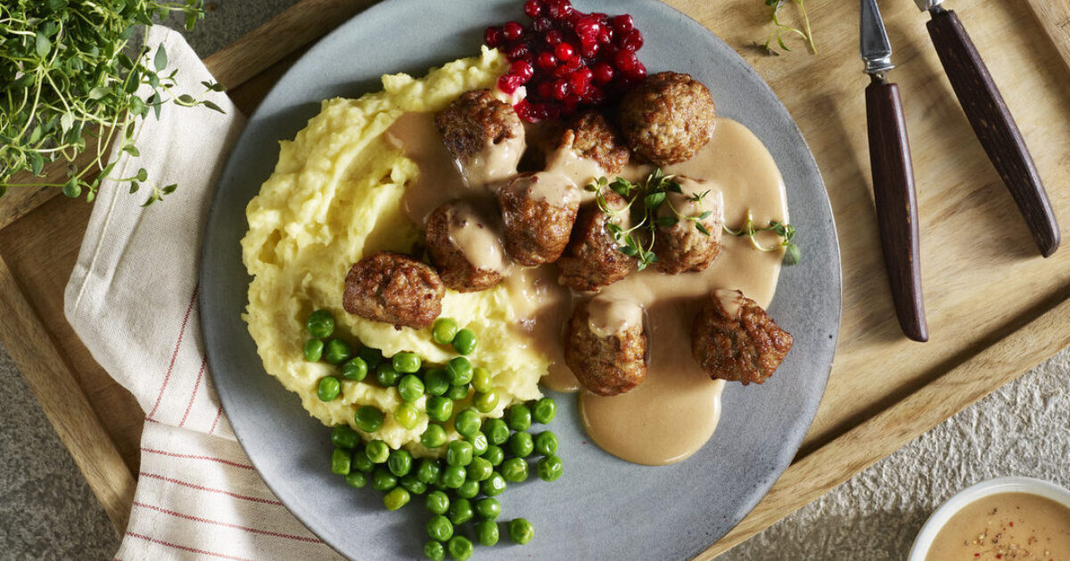 Norske kjøttboller med potetstappe, fløtesaus og erter