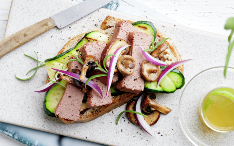 Dansk smørbrød med ovnsbakt postei | Gilde