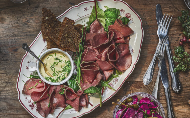 Julesmørbrød med sylte, skinkestek og roastbiff | Gilde