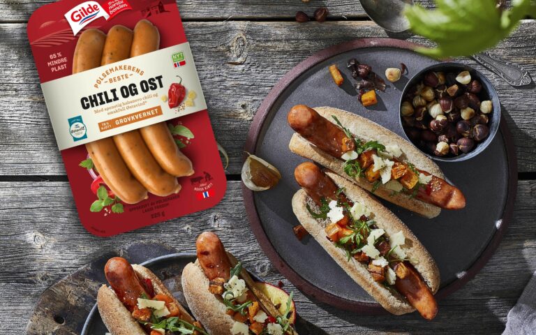 Shakshuka med chili- og ostepølser | Gilde