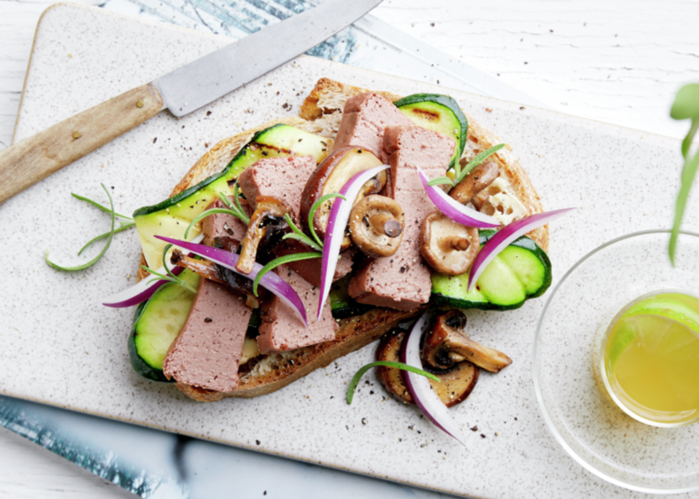 Blings med ovnsbakt leverpostei, grillet squash, sopp og… | Gilde