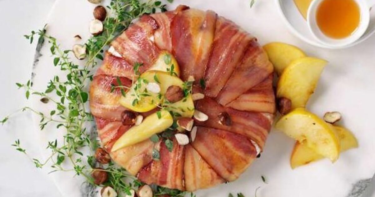 Bakt brie med bacon, honning og nøtter | Gilde